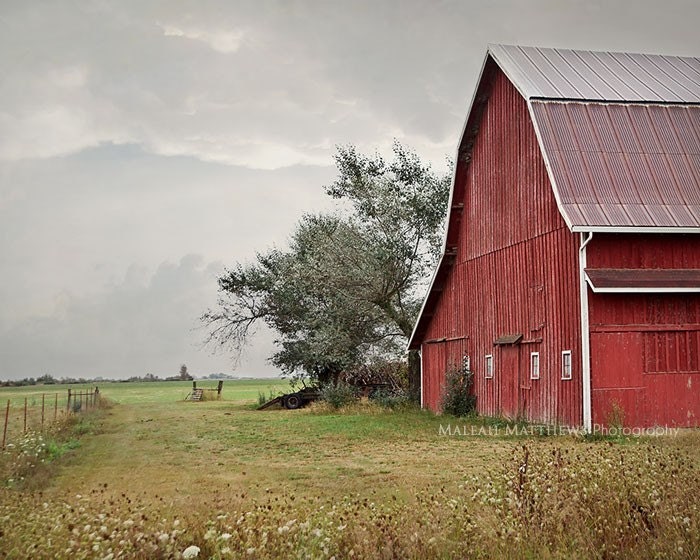 old red barn.........I love a red barn. Always wanted one with a hay ...